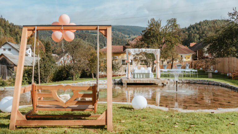 Gostilna Repolusk; poročna pravljica v osrčju narave.